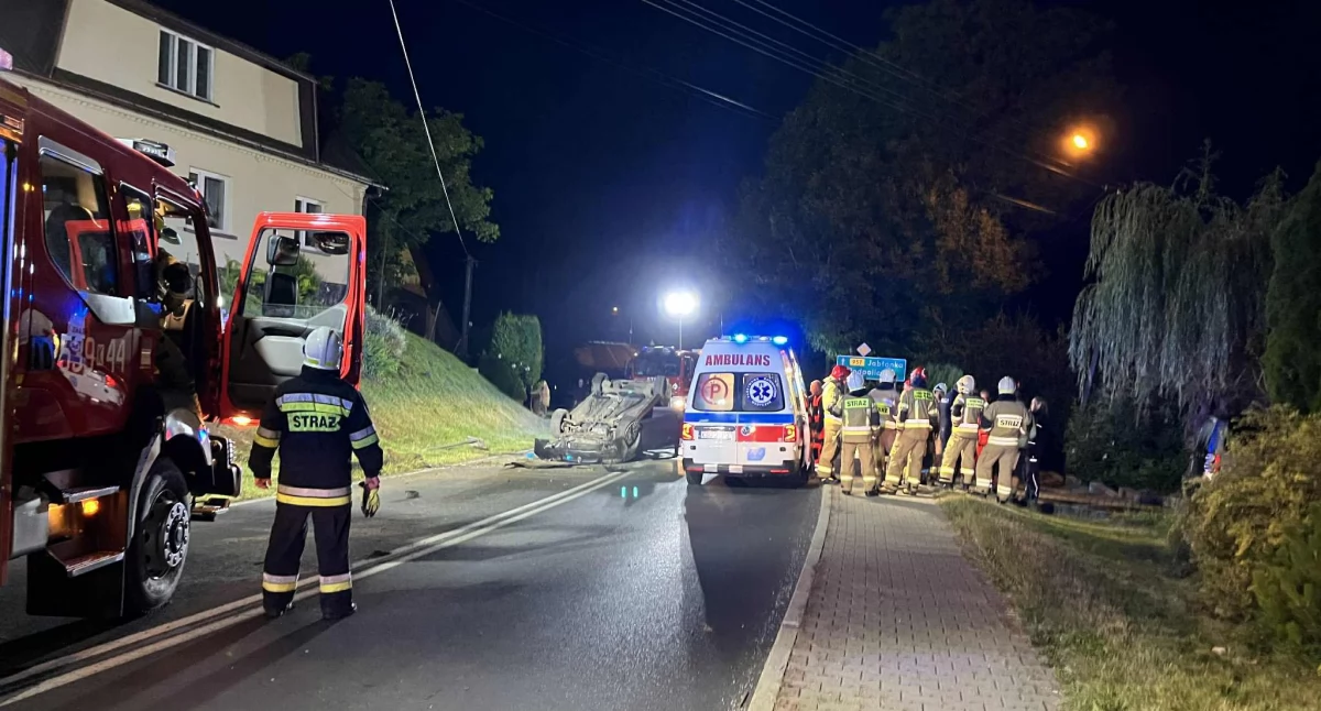 (AKTUALIZACJA) Dachowanie auta w Zawoi – jedna osoba poszkodowana - wiadomości Sucha Beskidzka